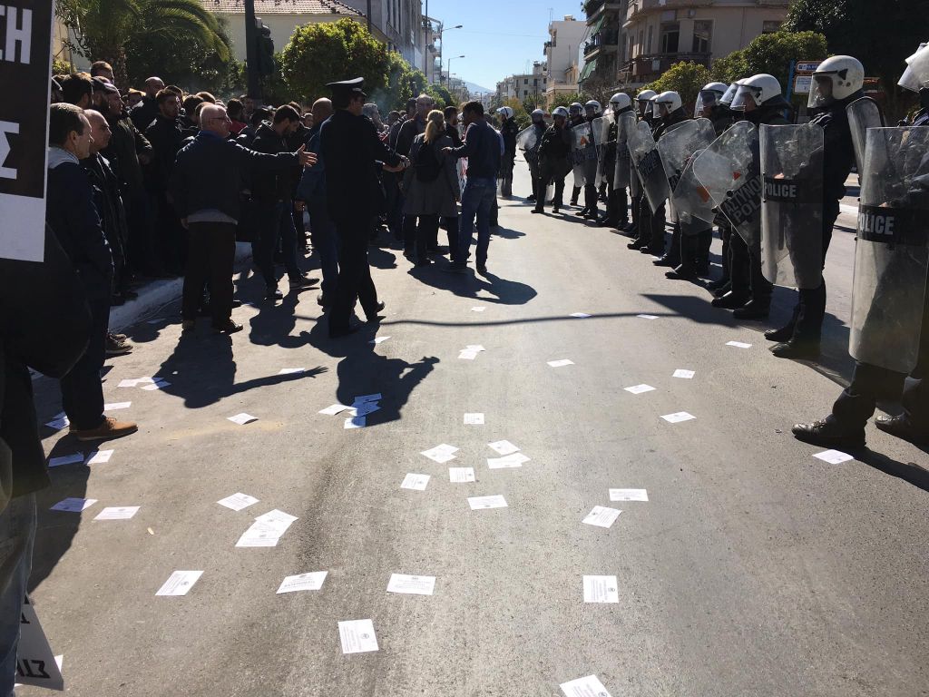Μικροσυμπλοκές στην Καλλιθέα πριν την παρέλαση - ΤΟ ΒΗΜΑ