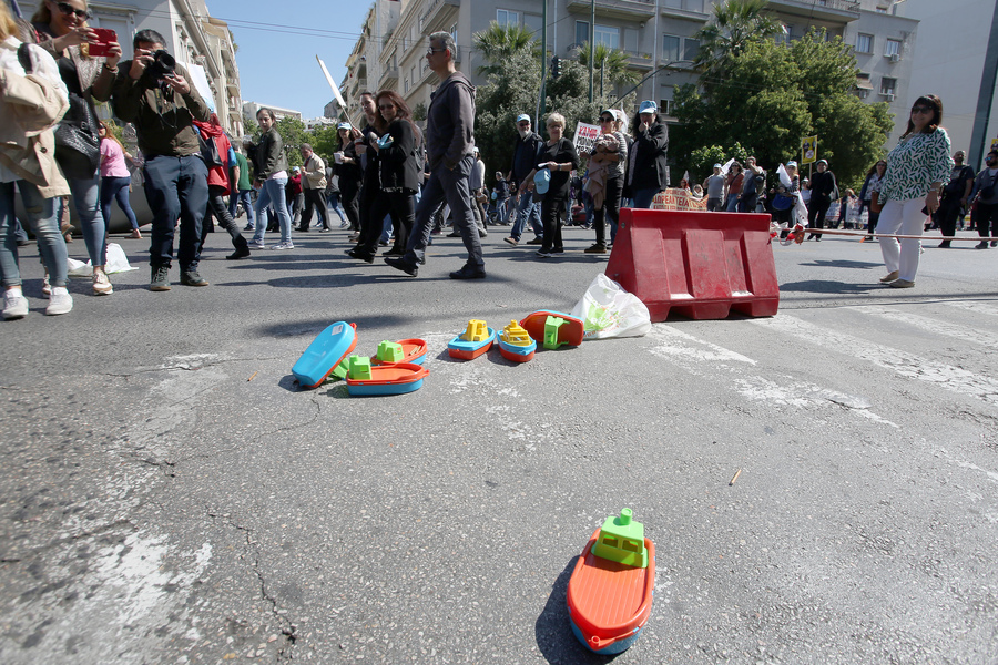 Με… πούρα και καραβάκια η πορεία της ΠΟΕΔΗΝ - ΤΟ ΒΗΜΑ