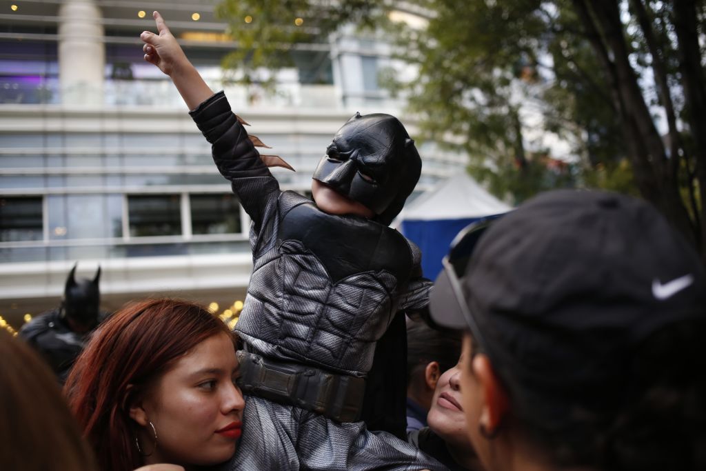 Το σήμα του Μπάτμαν στο νυχτερινό ουρανό για τα 80ά γενέθλιά του | in.gr