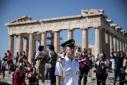 Ακρόπολη : Επαρση της σημαίας για τα 75 χρόνια από την απελευθέρωση της ...