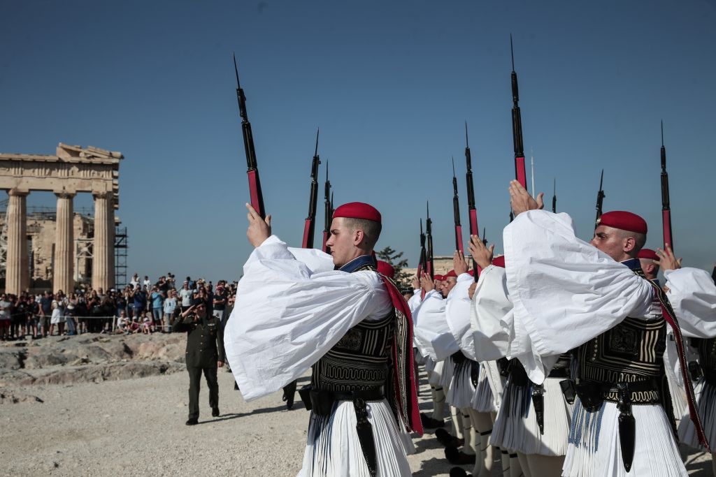 Ακρόπολη : Επαρση της σημαίας για τα 75 χρόνια από την απελευθέρωση της ...