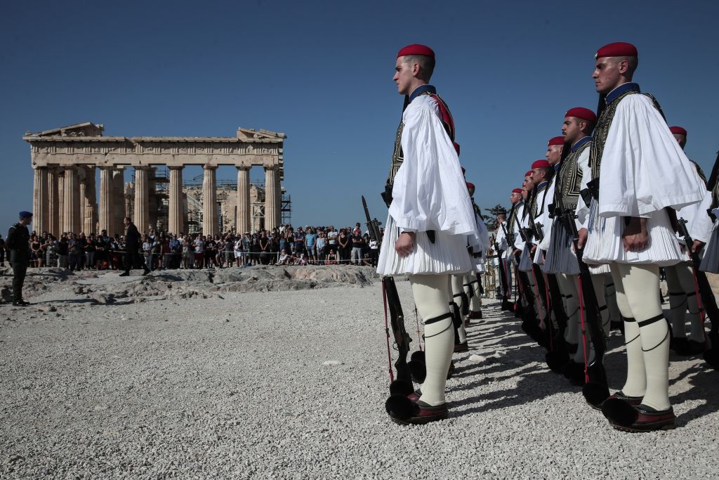 Ακρόπολη : Επαρση της σημαίας για τα 75 χρόνια από την απελευθέρωση της ...