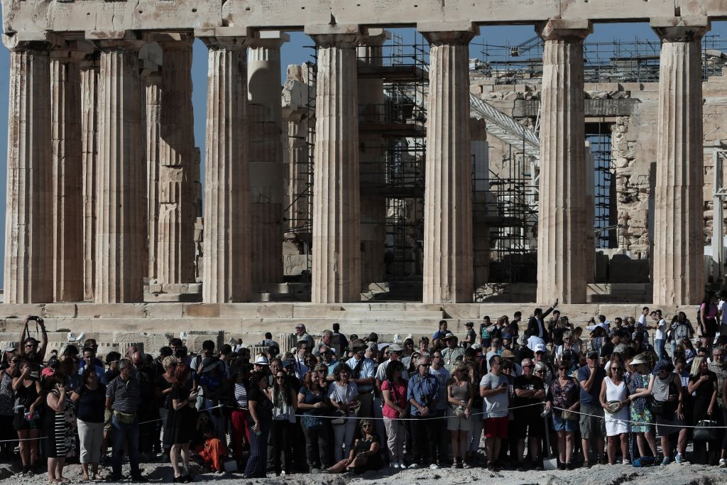 Ακρόπολη : Επαρση της σημαίας για τα 75 χρόνια από την απελευθέρωση της ...