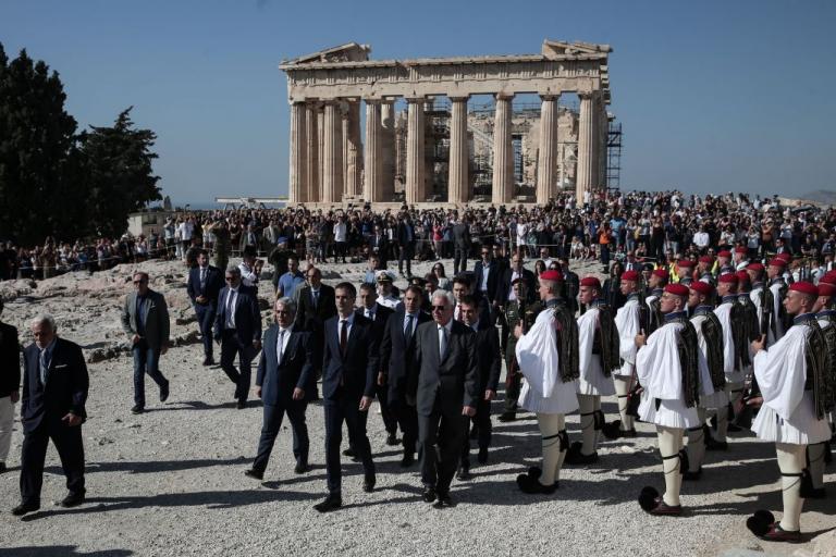 Ακρόπολη : Επαρση της σημαίας για τα 75 χρόνια από την απελευθέρωση της ...