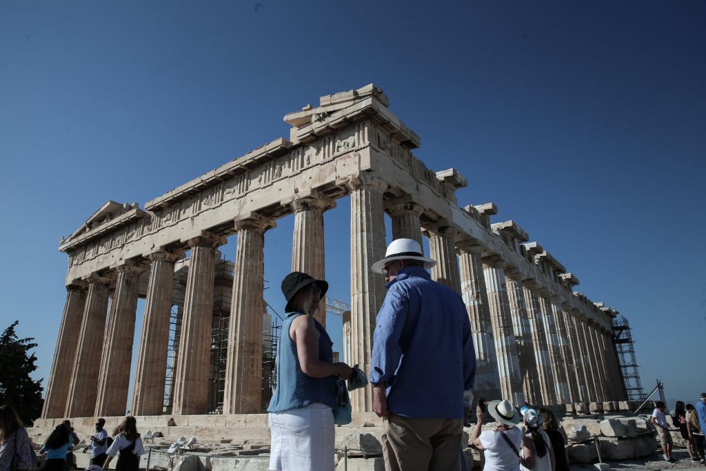 Ακρόπολη : Επαρση της σημαίας για τα 75 χρόνια από την απελευθέρωση της ...