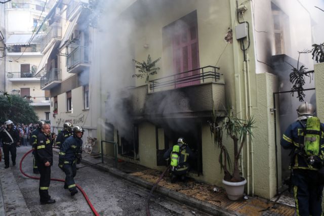 Φωτιά στην Κυψέλη : Εικόνες από τη διάσωση εγκλωβισμένου - ΤΟ ΒΗΜΑ