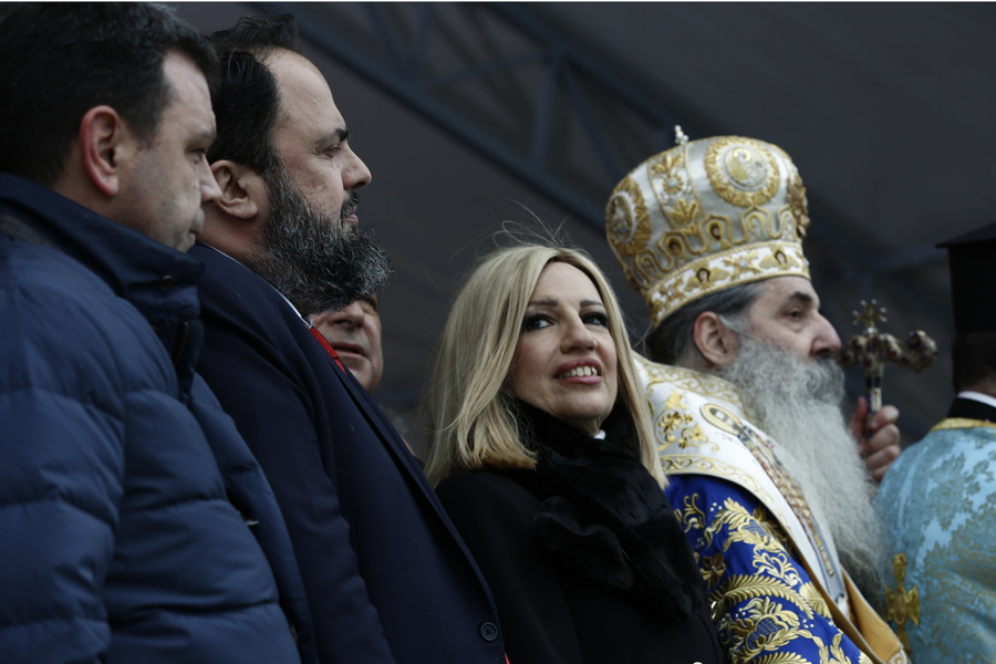 Θεοφάνεια: Με λαμπρότητα η τελετή αγιασμού των υδάτων στο λιμάνι του ...