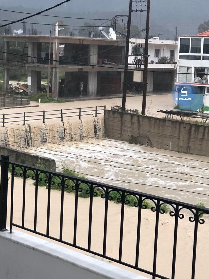 Σε... Βενετία μετατράπηκε η Ρόδος - Βγήκαν τα κανό στους δρόμους | in.gr