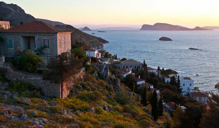 Ύδρα: Περιδιαβάζοντας στο λιμάνι και στην ενδοχώρα | in.gr