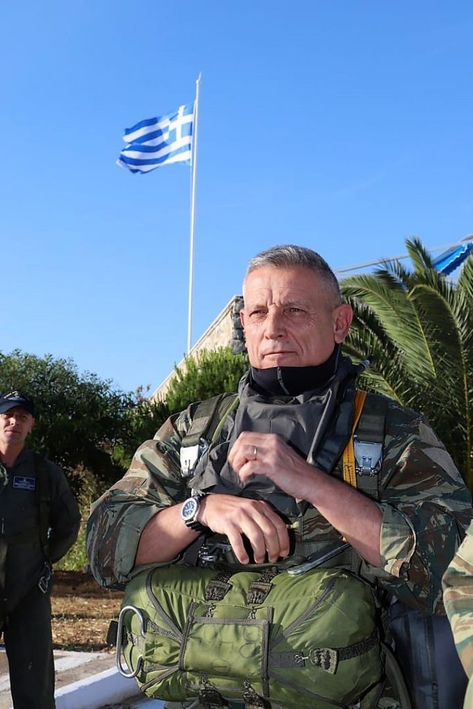 Άλμα με αλεξίπτωτο από τον Αρχηγό ΓΕΕΘΑ Στρατηγό Φλώρο - ΤΟ ΒΗΜΑ