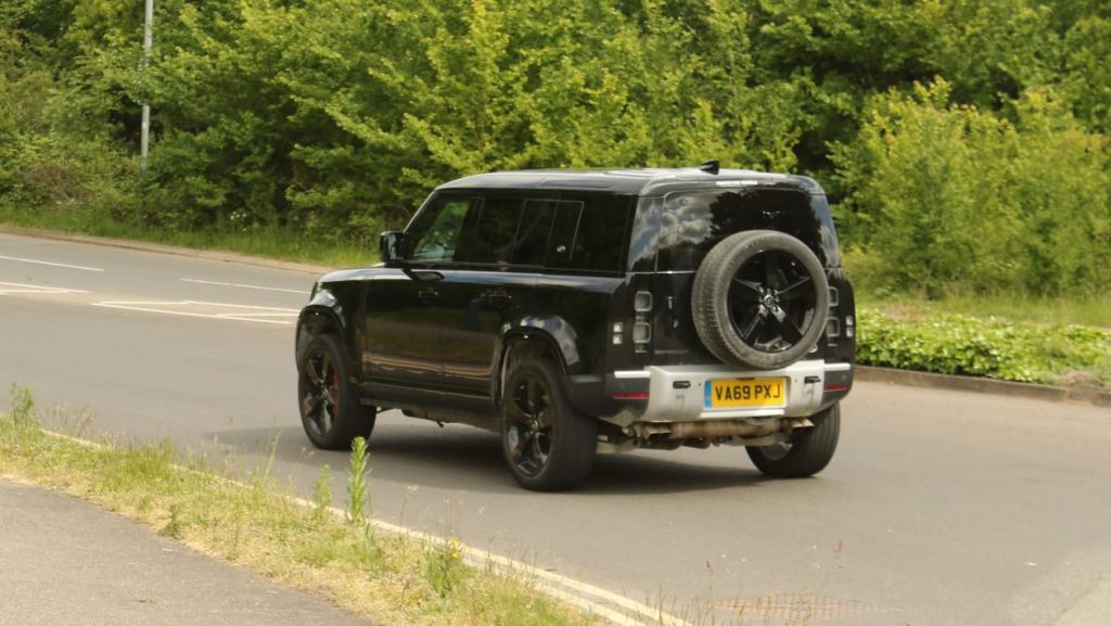 Land Rover Defender SVR 2022: Ο υπερασπιστής | in.gr