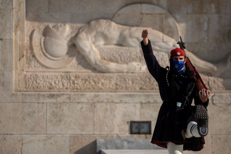 Με μάσκες και οι Εύζωνες της Προεδρικής Φρουράς - Δείτε εικόνες | in.gr