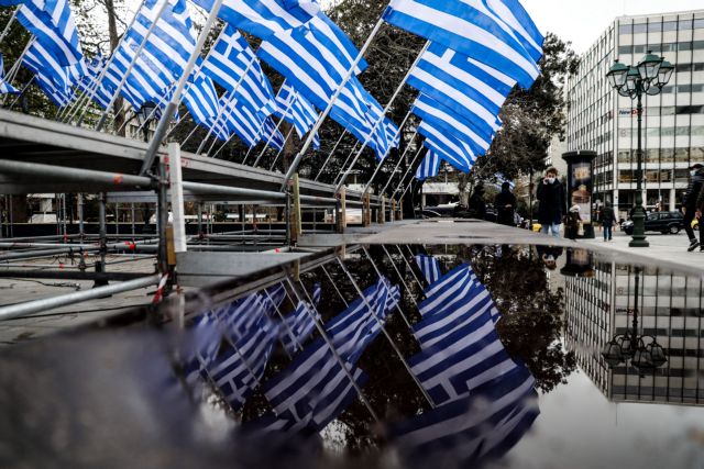 25η Μαρτίου : Φωταγωγήθηκαν 200 σημαίες στην Πλατεία Συντάγματος για ...