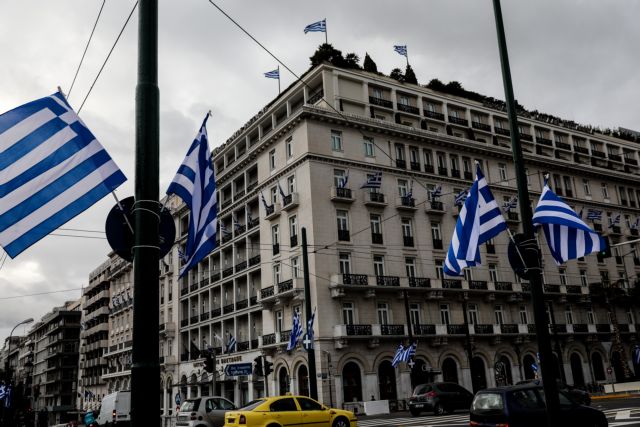 25η Μαρτίου : Φωταγωγήθηκαν 200 σημαίες στην Πλατεία Συντάγματος για ...