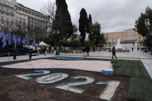 25η Μαρτίου : Φωταγωγήθηκαν 200 σημαίες στην Πλατεία Συντάγματος για ...