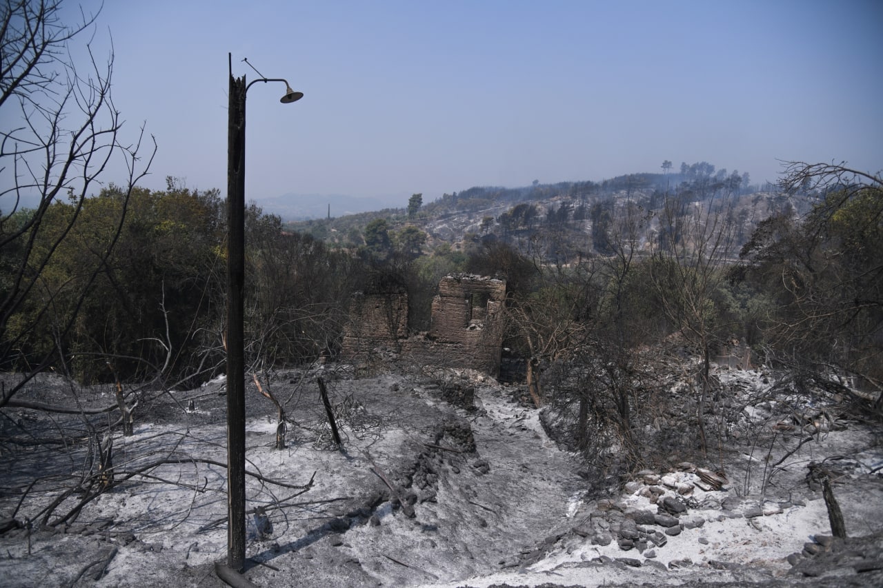 Πυρκαγιές - Συγκλονιστικές εικόνες από πυρόπληκτες περιοχές σε Αττική ...