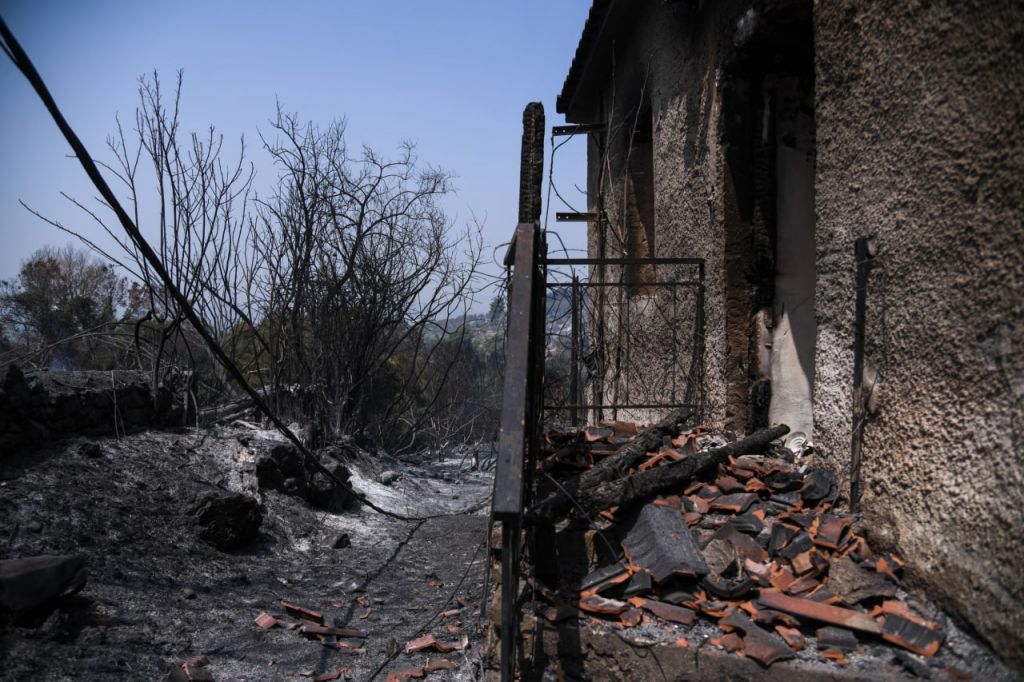 Πυρκαγιές - Συγκλονιστικές εικόνες από πυρόπληκτες περιοχές σε Αττική ...