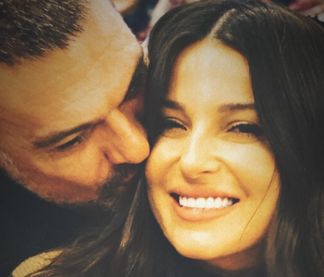 Απίστευτη ομοιότητα - Φτυστή με την Έλενα Παπαρίζου η σύζυγος του Τόνυ ...