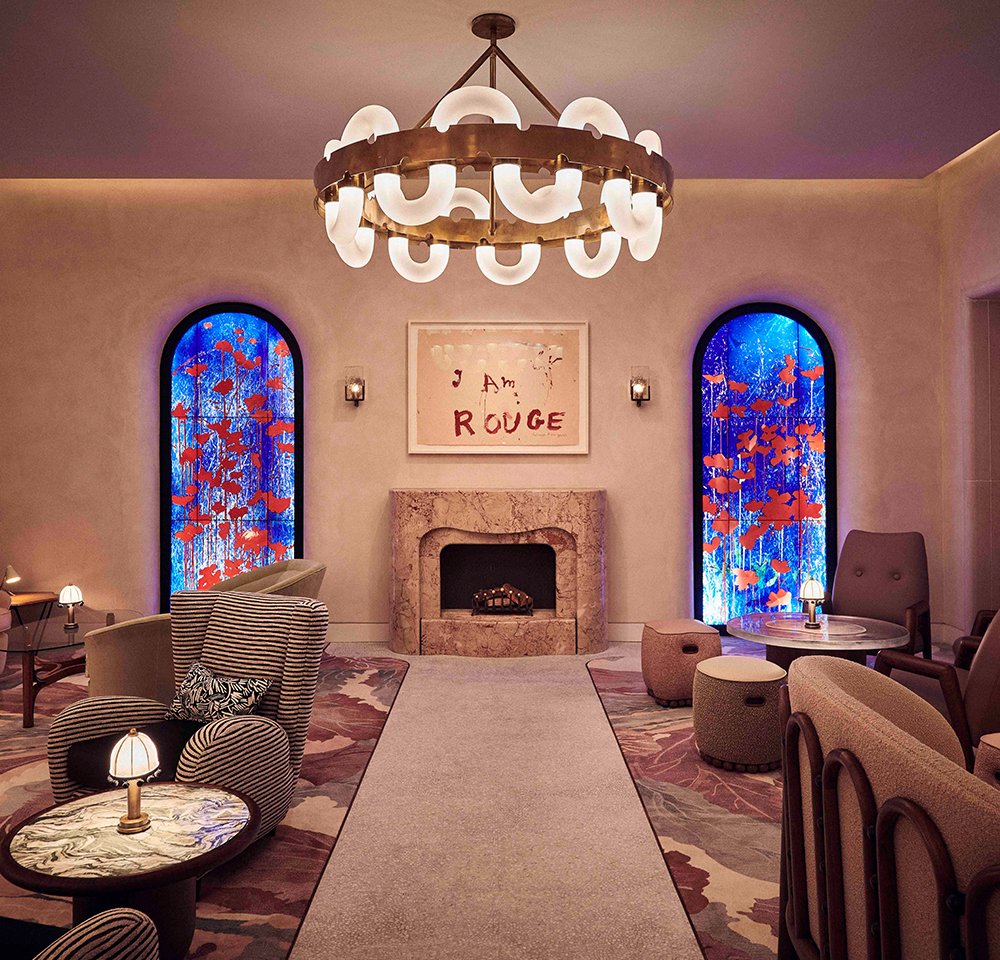 Το Red Room στο Λονδίνο τιμά τις γυναίκες καλλιτέχνιδες | in.gr