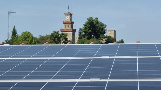 Δήμαρχος γέμισε φωτοβολταϊκά τη στέγη του σπιτιού του | in.gr