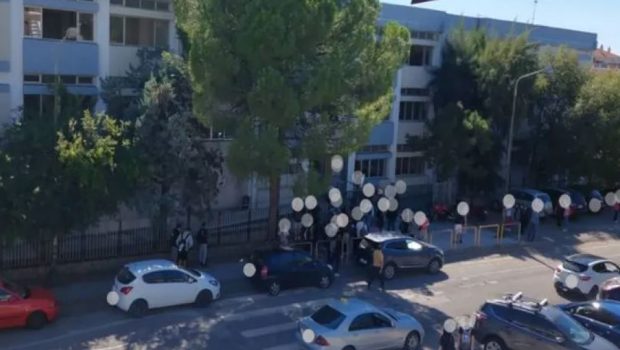 Αγριο και πρωτοφανές σκηνικό σε σχολείο - Μαθητές γρονθοκόπησαν ...