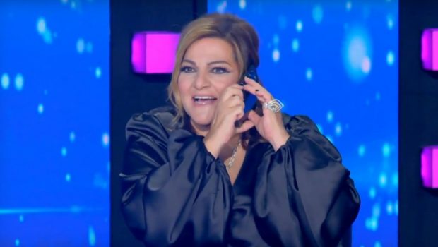 «Πάγωσε» η Βίκυ Σταυροπούλου με το τηλεφώνημα που δέχτηκε στον αέρα του J2US | in.gr