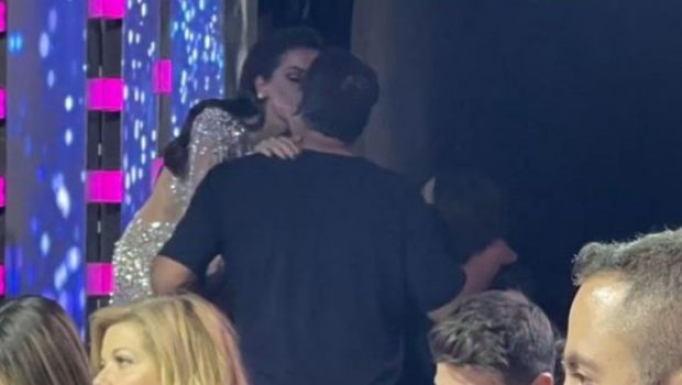 Βασίλης Μπισμπίκης: Δίπλα στη Δέσποινα Βανδή στην πρεμιέρα του J2US | in.gr