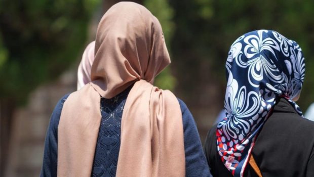 Ιράν: Απολύθηκε επειδή εξυπηρέτησε γυναίκα που δεν φορούσε μαντίλα | in.gr