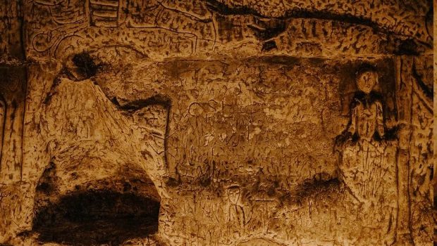 Royston Cave: Το μυστηριώδες σπήλαιο που συνδέεται με τους Ναΐτες ...
