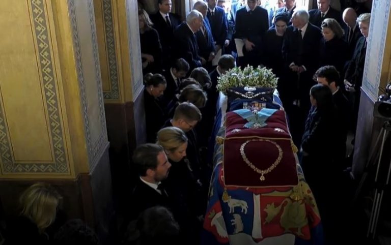 Κηδεία τέως βασιλιά Κωνσταντίνου: Το in στο Τατόι - Οδηγήθηκε στην ...