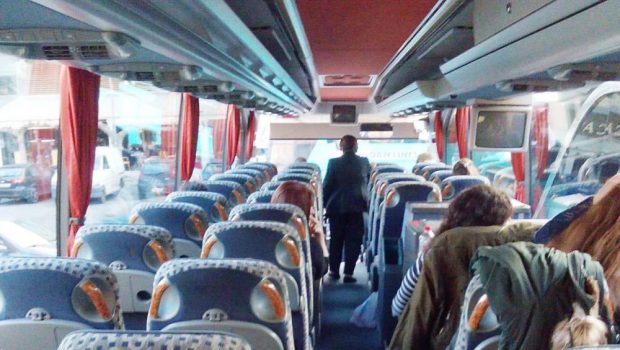 Λεωφορείο: Οδηγός δίνει το τιμόνι σε ανήλικη - Τι λέει ο ίδιος για την ...