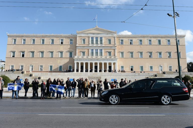 Κηδεία τέως βασιλιά Κωνσταντίνου: Το in στο Τατόι - Οδηγήθηκε στην ...