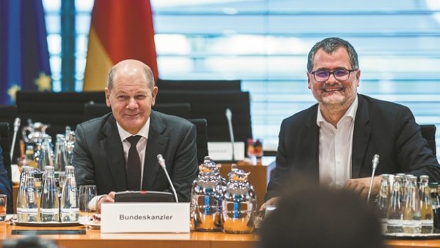 Βόλφγκανγκ Σμιντ: Το στρατηγικό μυαλό του Σολτς | in.gr