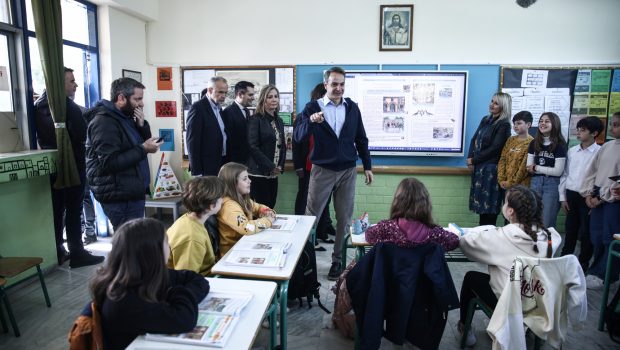 Επίσκεψη Μητσοτάκη στο 7ο δημοτικό σχολείο Αγίων Αναργύρων - Είναι ...