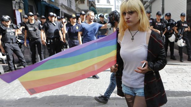 Η ΛΟΑΤΚΙ+ κοινότητα της Τουρκίας τρέμει το μέλλον υπό τον Ερντογάν | in.gr