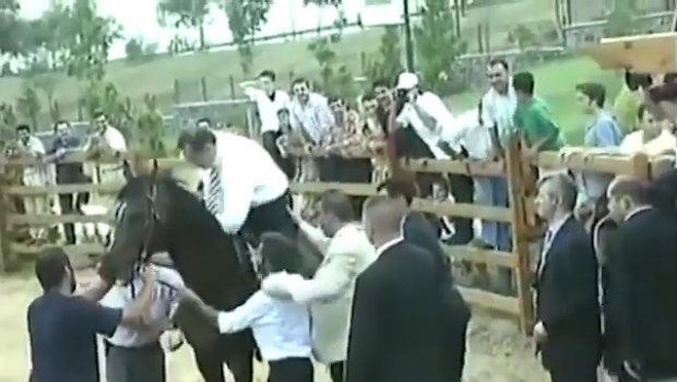 Η πτώση από άλογο και οι γκάφες - Όταν ο Ερντογάν έγινε viral | in.gr