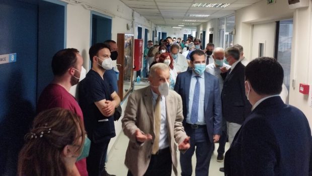 Αιφνιδιαστική επίσκεψη Πλεύρη στο Ιπποκράτειο: «Τα ράντζα αποτελούν την ...
