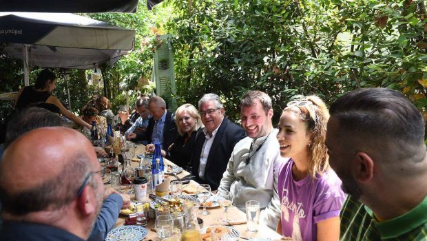 Για τσίπουρα με την Στικούδη ο Κουτσούμπας - Εριξε άκυρο σε Μητσοτάκη ...