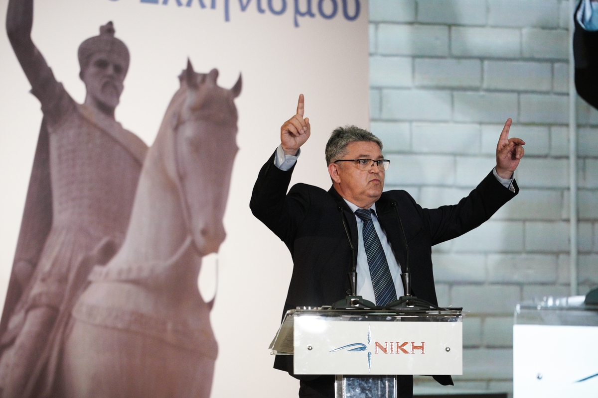 Τα ράσα κάνουν... τη Νίκη: Απίστευτες εικόνες από τη συγκέντρωση | in.gr