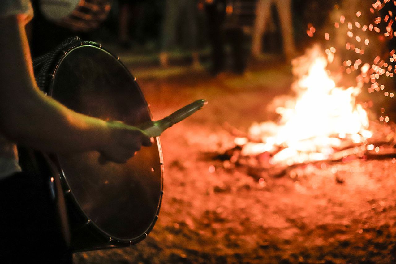 Το έθιμο του Κλήδονα: Οι φωτιές του Αϊ Γιάννη, το αμίλητο νερό και η ...