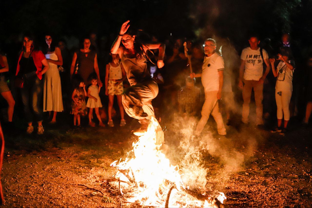 Το έθιμο του Κλήδονα: Οι φωτιές του Αϊ Γιάννη, το αμίλητο νερό και η ...