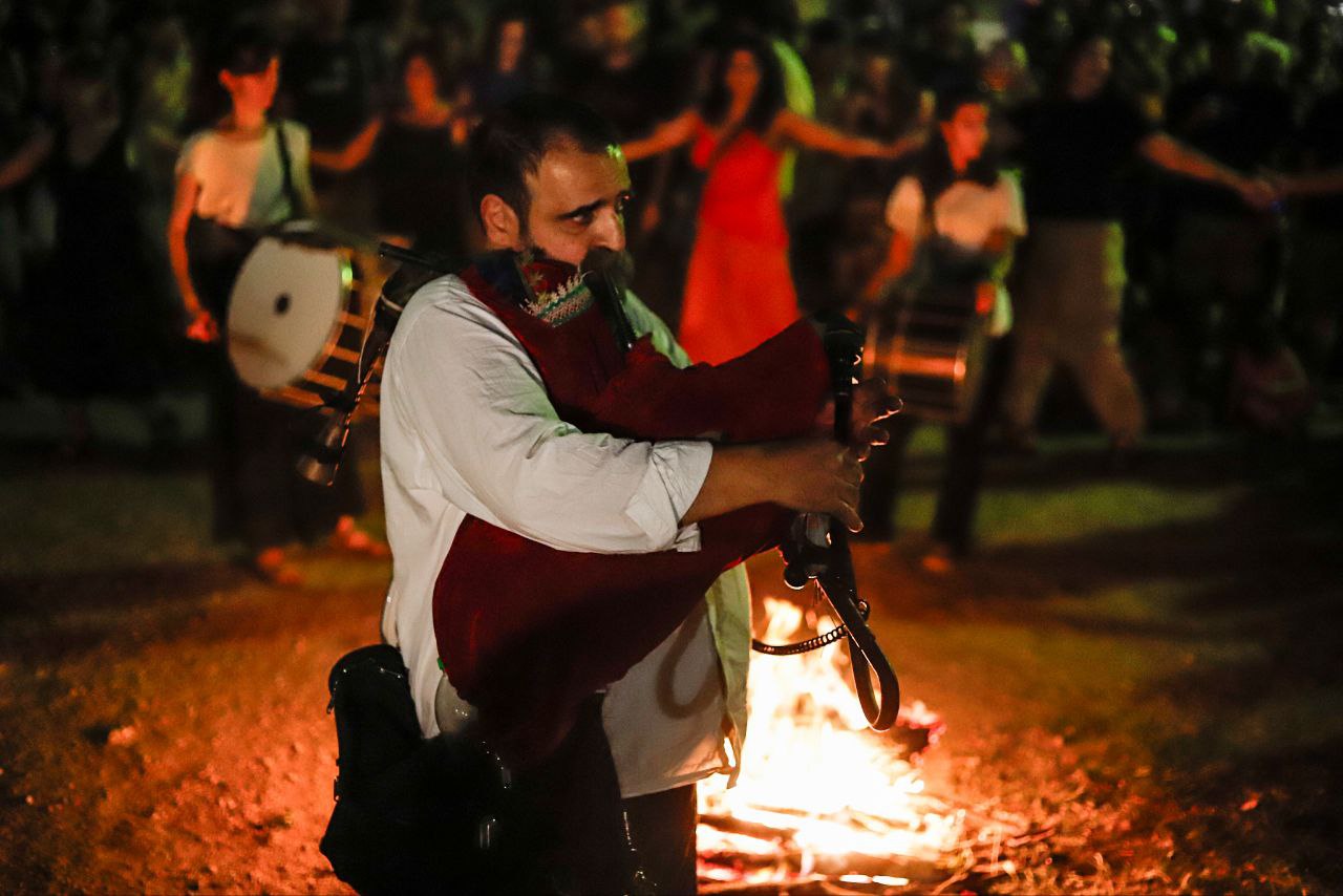 Το έθιμο του Κλήδονα: Οι φωτιές του Αϊ Γιάννη, το αμίλητο νερό και η ...