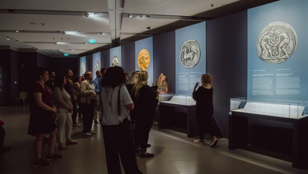 Ισχυρό πολιτιστικό και κοινωνικό αποτύπωμα της Έκθεσης της Νομισματικής ...