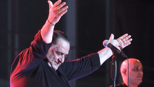 Πέθανε ο σπουδαίος λαϊκός τραγουδιστής Βασίλης Καρράς | in.gr
