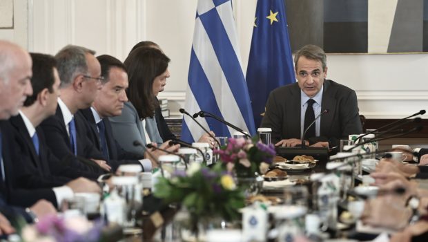 Τα νοικοκυριά γονατίζουν από την ακρίβεια και ο Μητσοτάκης ...