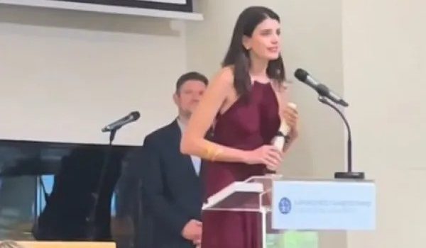 Απόφοιτη Πανεπιστημίου ορκίστηκε ευχαριστώντας την... Άννα Βίσση | in.gr