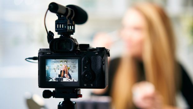 Πρόστιμο 1.800 ευρώ σε influencer - Επισκέφθηκε απαγορευμένη παραλία ...