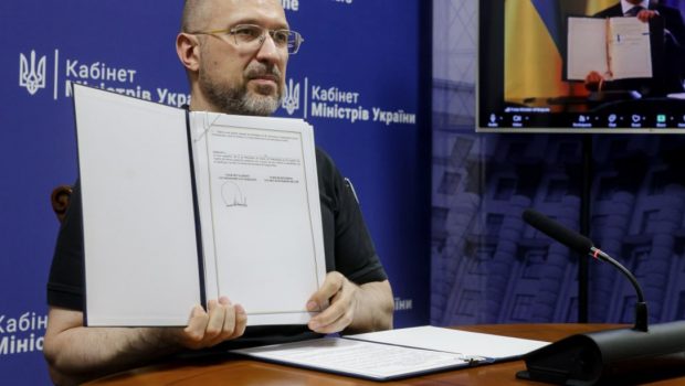 Με τη ψυχή στο στόμα, η εμπόλεμη Ουκρανία γλίτωσε τη χρεοκοπία | in.gr