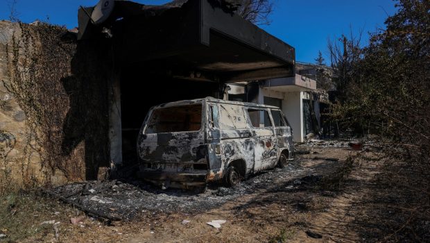 Φωτιά στην Αττική: «Καίγονται σπίτια μέσα στον Βαρνάβα. Από θαύμα δεν ...