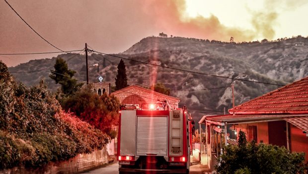 Φωτιά στο Ξυλόκαστρο: Χάρτες δείχνουν τη ραγδαία εξάπλωση της πυρκαγιάς ...